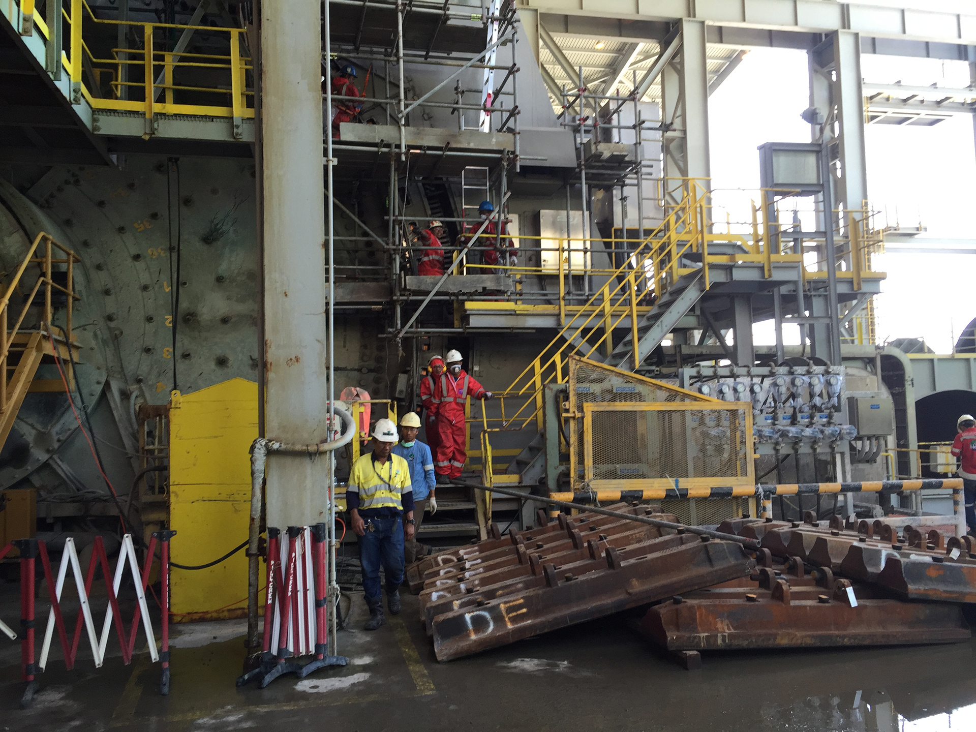 men on platform - Minelec Limited